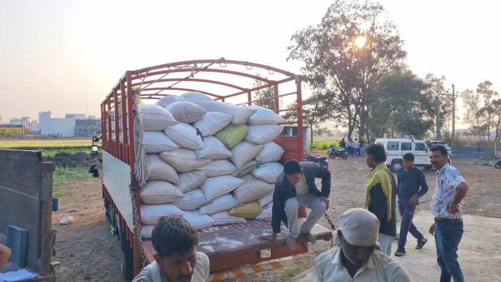 black marketing of pds rice: जिला प्रशाषन ने शासकीय योजना का गरीबो को ...